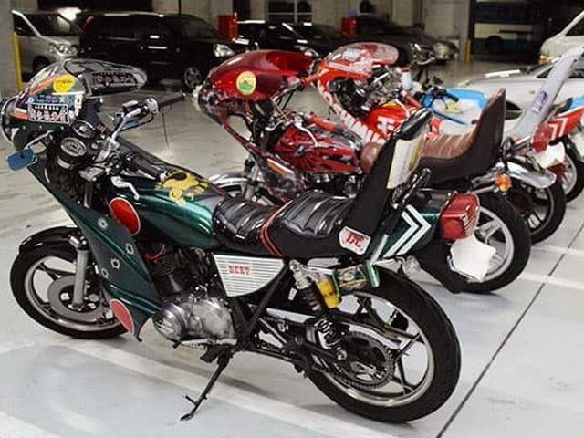 43歳の暴走族リーダー逮捕「17歳への脱退妨害」「会費3000円」にあきれる声…伝統芸能並みの後継者不足（SmartFLASH）