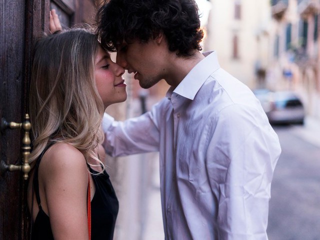 下半身をクネクネ… 「キスが気持ち良すぎる時」に彼が出すサイン4つ（ananweb）