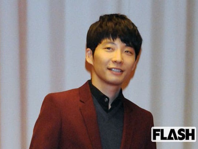 星野源と尾上松也が「年始ディープキス」…SNSには「羨ましい」との声（SmartFLASH）