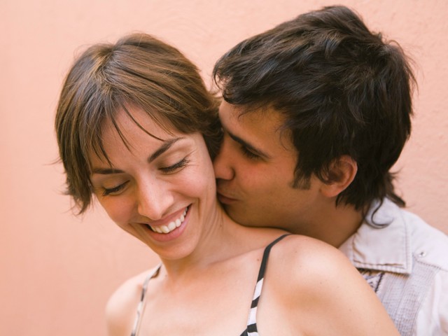 唾液をゴクリと… 男が発情した「彼女のキス中の仕草」4つ（ananweb）