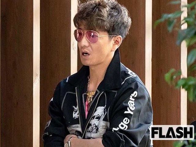 木村拓哉、気温30度超えでも「全身黒コーデ」着こなすよ！（SmartFLASH）