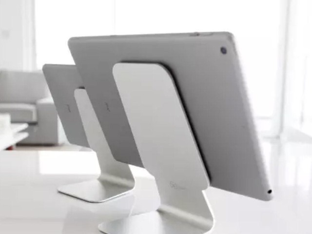 iPhoneやiPadが貼り付くシンプル＆スタイリッシュなスタンド「Slope」（アスキー）