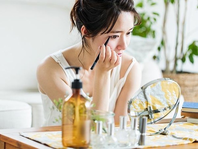 たるんだ目元を引き上げる！正解アイライン術（HALMEK up）