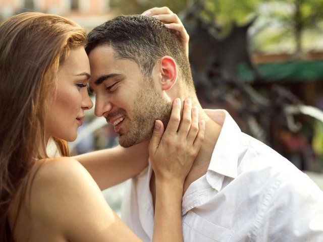 アソコをチーン…！男が「下品だと感じる」ボディタッチ3選（ananweb）