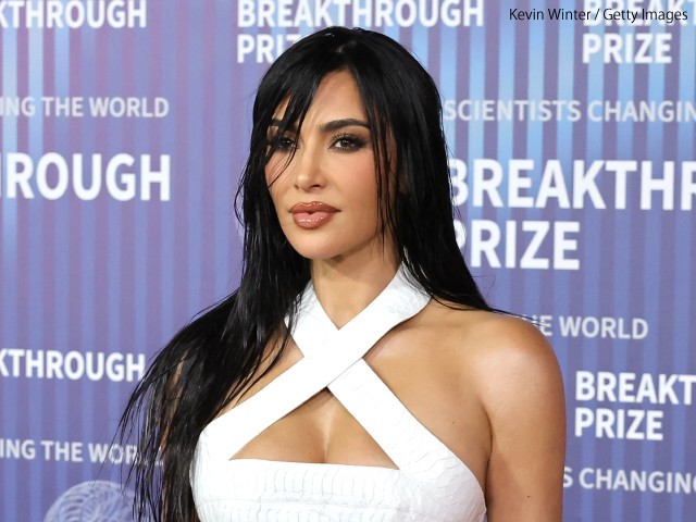 キム・カーダシアン、スライドドアで指を負傷––「出産よりも痛かった」（MTV NEWS）