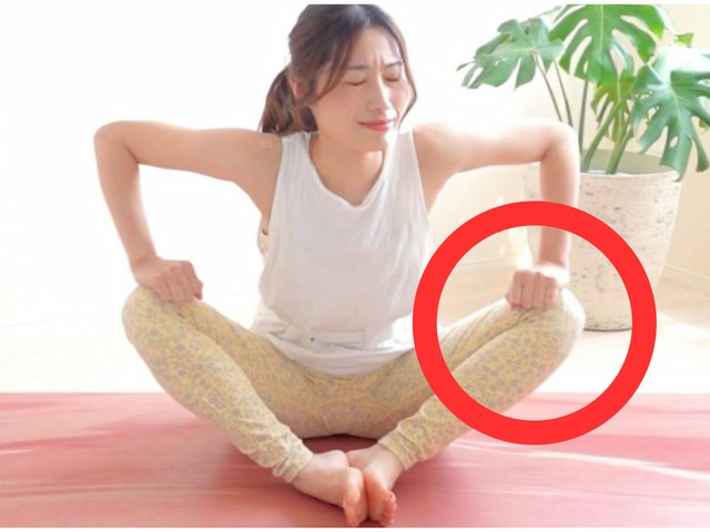 足裏を合わせる合蹠ポーズで膝が浮く人に試してほしい3つのこと（ヨガジャーナルオンライン）