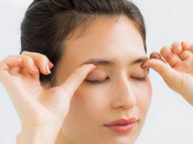 目もとは手持ちアイテムで今すぐスペシャルケア！ （BAILA News）