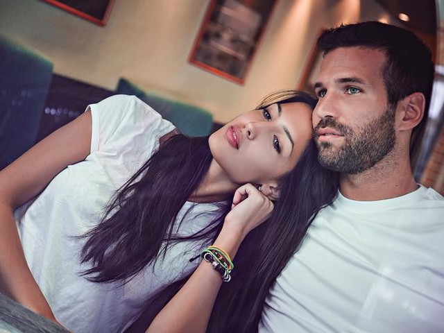 裾掴みにキュン…男性が惚れる「ボディタッチ」10選（ananweb）