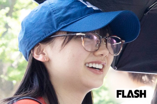 芦田愛菜「眼鏡姿で950円ランチ」慶大キャンパスライフを満喫 ニュース番組“MCオファー”に「私は女優」（SmartFLASH）