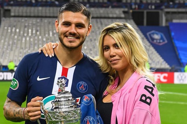 イカルディ妻、裸で馬に乗る（Qoly）