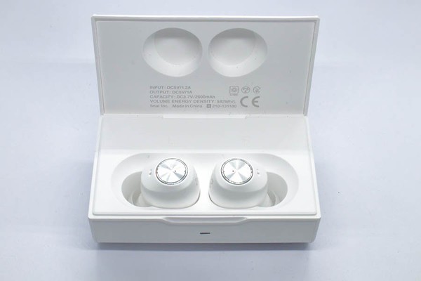 finalの完全ワイヤレス「TWS04K-WH」を聴く、ただの色違いだと思っちゃダメ（アスキー）