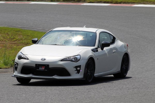 【試乗】やりすぎない仕上がりのトヨタ「86 GR」は大人のスポーツ（WEB CARTOP）