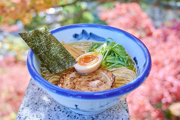 秋の絶景と紅葉ライトアップ、ラーメン「AFURI」が神社に出店（タイムアウト東京）