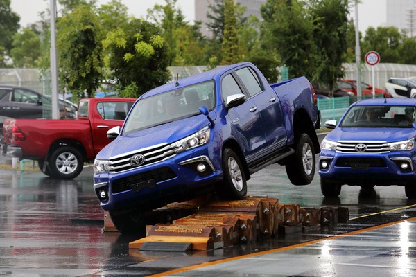 横転しそうな道も余裕！ 復活のトヨタ・ハイラックスに同乗試乗（WEB CARTOP）