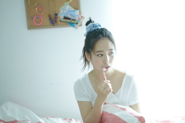 首元からチラッ…！ 男が「密かに興奮する」女子の部屋着姿4選（ananweb）