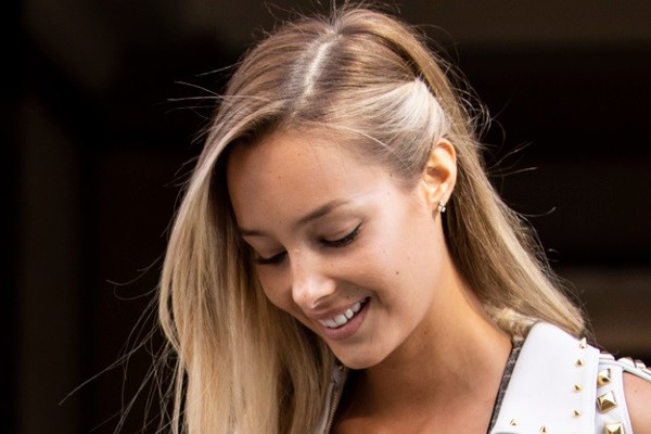 美人すぎるペッレ彼女、超ハイレグ水着がえげつない（Qoly）