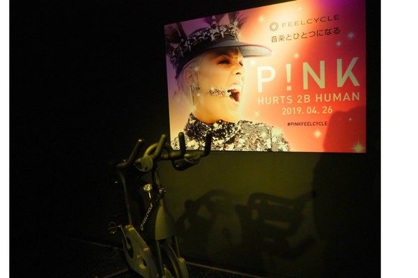 45分で約800kcal消費、暗闇バイクエクササイズ「FEELCYCLE」を体験レポート！ P!NKとのコラボで最高の盛り上がり【START ME UP！】（J-WAVE NEWS）