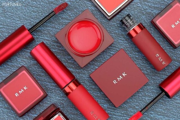 《RMK》2020秋冬コレクション『UKIYO Modern』から「ウキヨモダン ブラッシュ」と大胆に赤を遊ぶリップラッカー＆レッドグロスをレビュー！（FORTUNE）