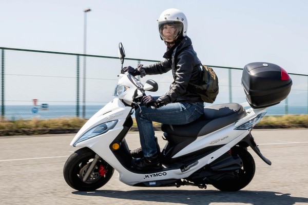 税込20万以下の125ccスクーター、実用装備もバッチリです！｜キムコ・GP125i VCBS【JAIA輸入車試乗会①】（MotorFan[モーターファン]）