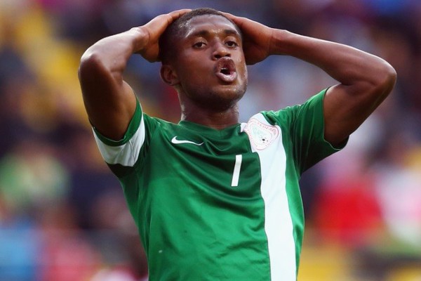 試合中にパンツ丸出しになったサッカー選手のボールキープ術がすごい（Qoly）