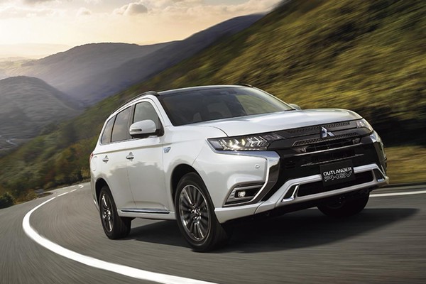 三菱「アウトランダーPHEV」が一部改良！ 後側方車両検知警報システムなどの安全運転支援機能を全車に標準装備（MotorFan[モーターファン]）