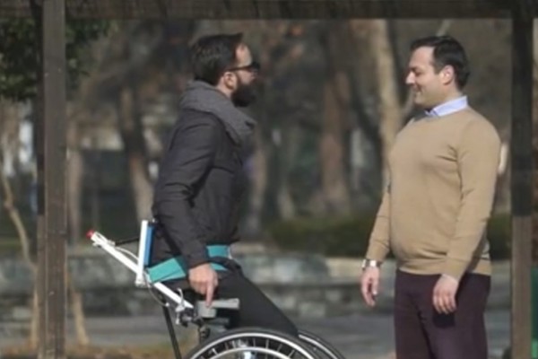 乗ったままシームレスに立てる電動車いす「Laddroller」（bouncy）