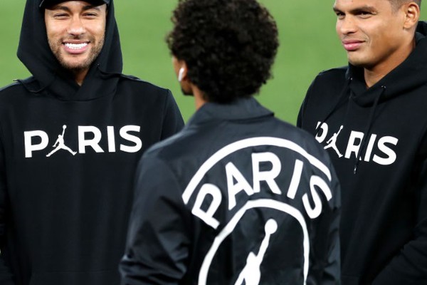 「PSG×ジョーダン」のコラボアイテム、ネイマールやエンバペらが着る！画像で見よう（Qoly）