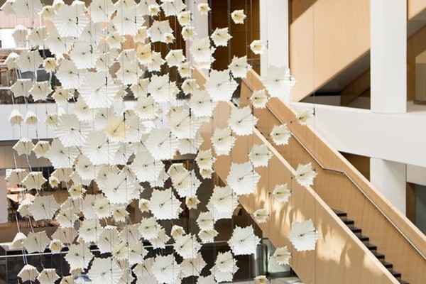 鳥の群れを表現する美しいキネティックアート「Diffusion Choir」（bouncy）