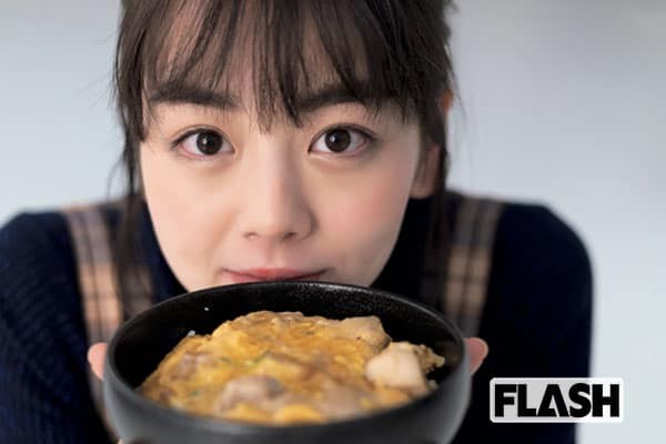 伊原六花「どんぶり料理を豪快に掻っ込む」主演ドラマは大変！（SmartFLASH）