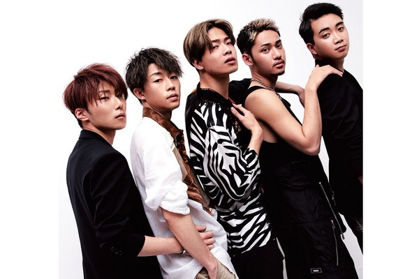 5人組YouTuber・コムドット 人気ヘア&メイクGeorgeの“男子メイク”に挑戦！（ananweb）