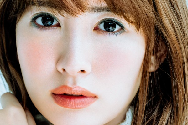 旬のスモーキーアイにこじはるがTRY！ ブルーグレイでつくるミステリアスな惑わせアイ（MAQUIA ONLINE）