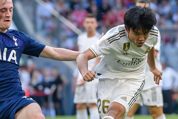 久保建英、トッテナム選手をKOした「強烈シュート」がこれ（Qoly）