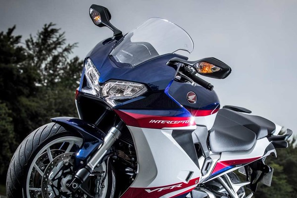 ホンダVFR800F [’22後期 新型バイクカタログ]：ついに生産終了発表!（WEBヤングマシン）