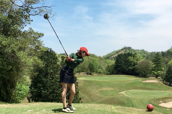 牧場でゴルフ〈ラウンドコーデ〉（BAILA News）