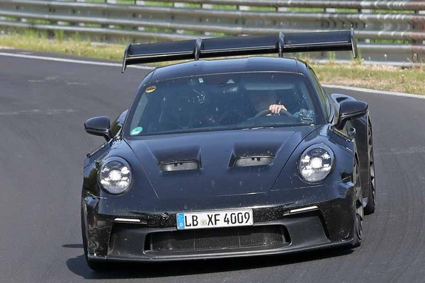 【スクープ】公式デビュー間近か？ 「ポルシェ911GT3 RS」新型、ニュルの最終シェイクダウンの姿をキャッチ！（LE VOLANT CARSMEET WEB）